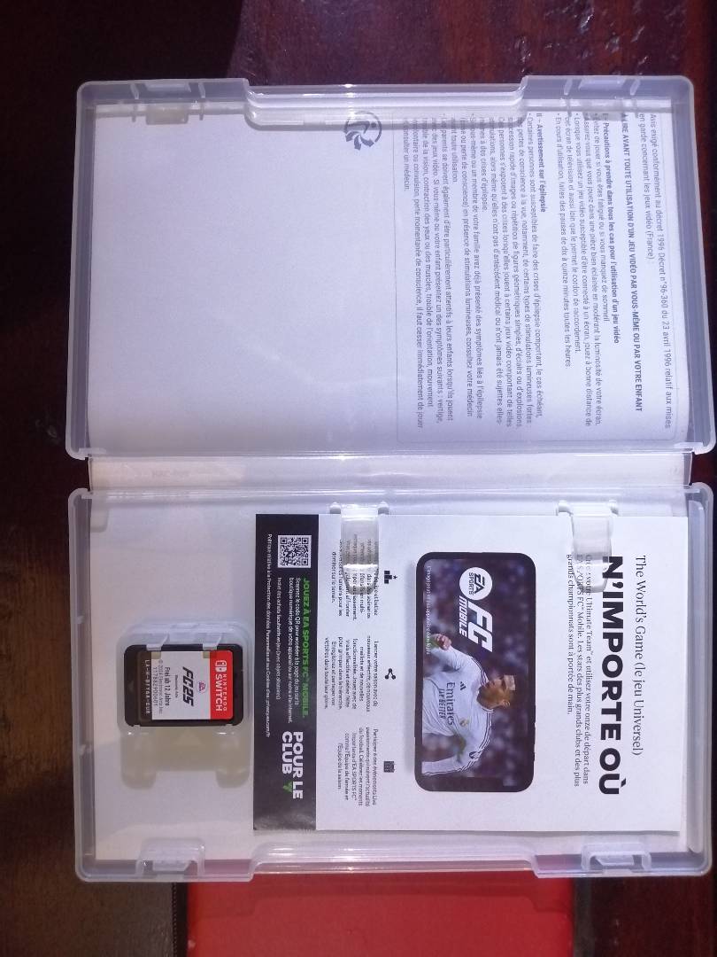 Nintendo Switch avec une manette et un jeu FC25 | FIZZ Côte d'Ivoire