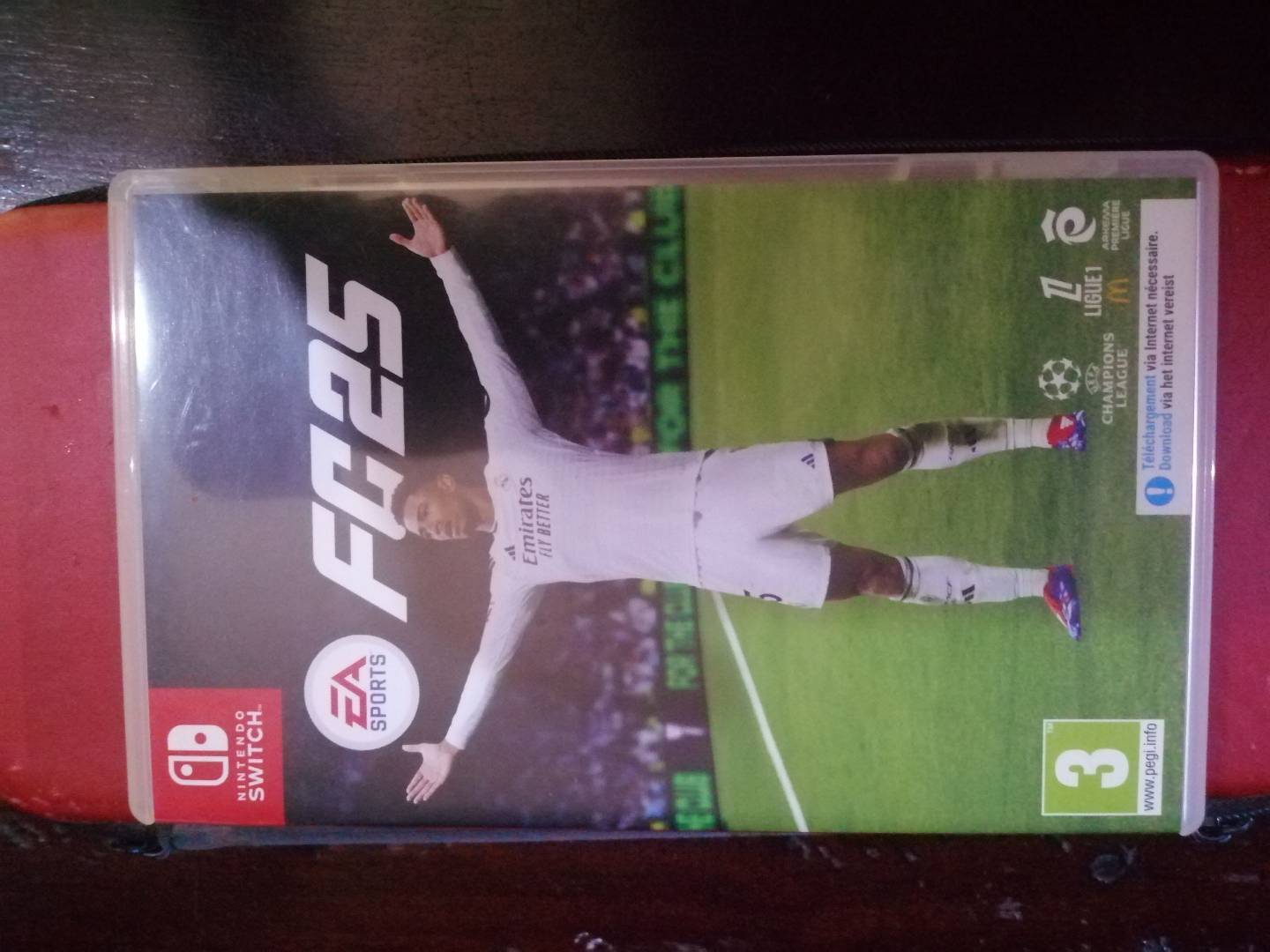 Nintendo Switch avec une manette et un jeu FC25 | FIZZ Côte d'Ivoire